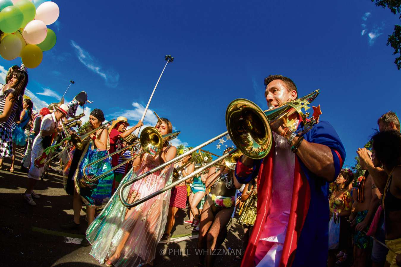 Começa a folia: Orquestra Voadora traz frevo e maracatu para Vitória ...