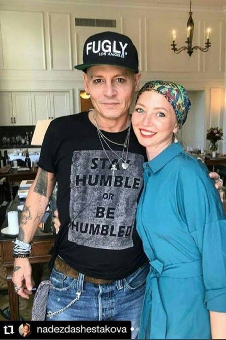 A Gazeta | Aparência de Johnny Depp durante turnê de sua banda choca ...