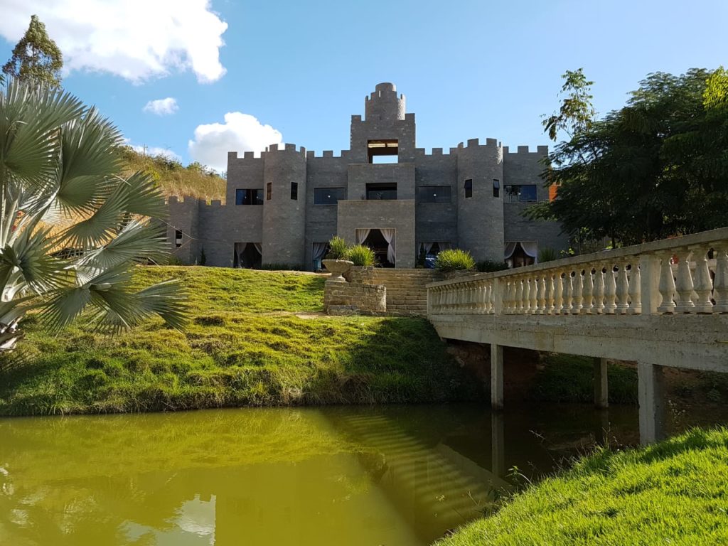 Capixaba constrói castelo para morar e casa vira ponto turístico no ES ...